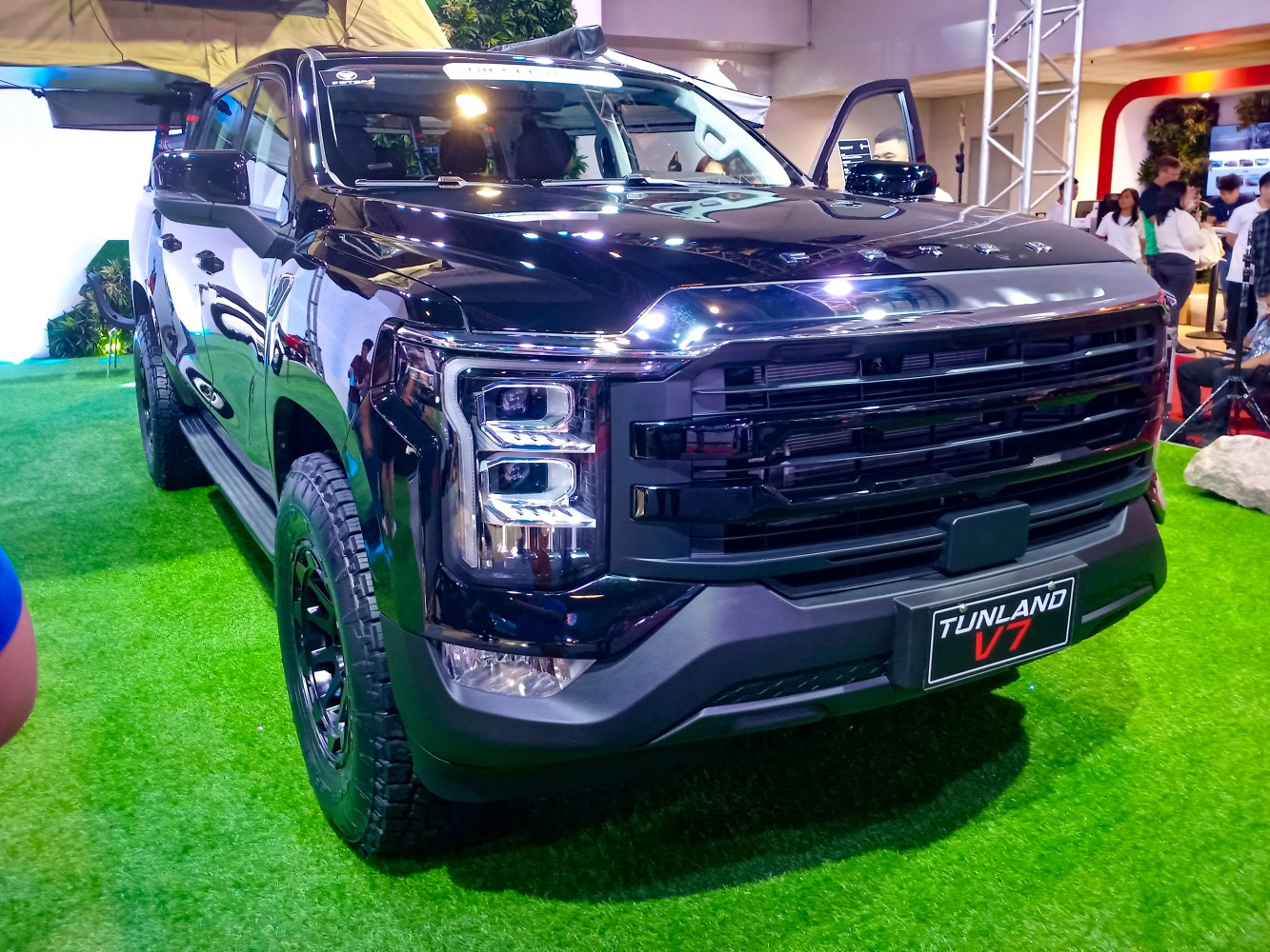 Foton Tunland V7 2024 Pickup with Bold Front Grille & LED Headlights