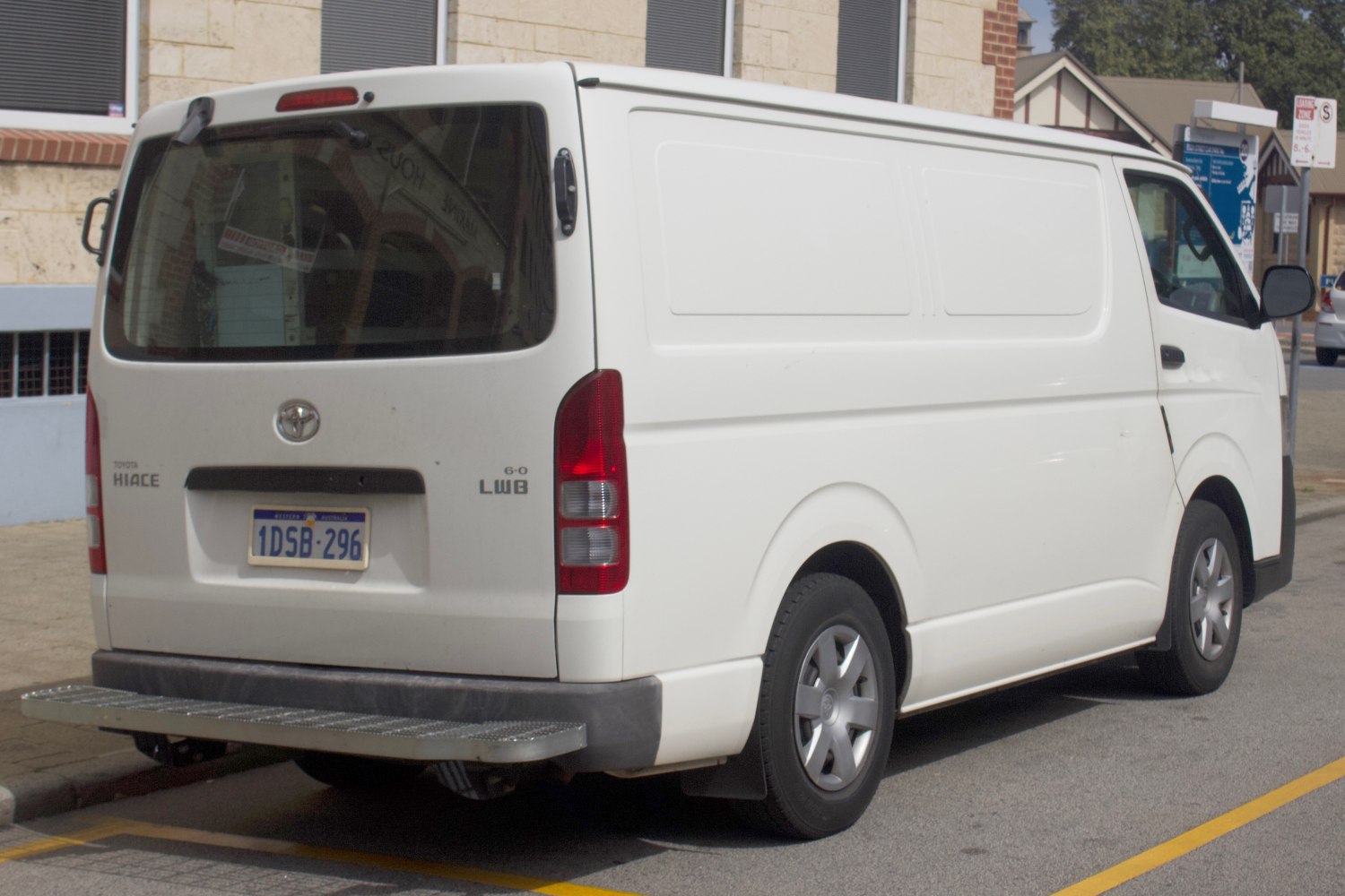 Toyota HiAce V (H200) 2010-2013 Van Long 4 Door - Size & Specs