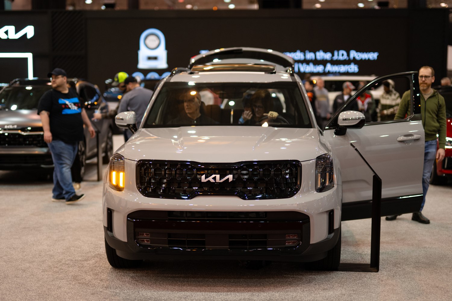 2023 Kia Telluride I vs 2024 Toyota Tacoma IV Double Cab Long Dimension ...